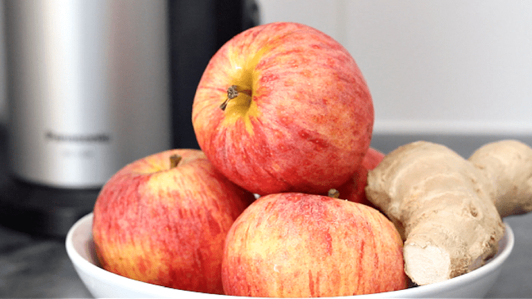 Apple Ginger Juice - Yummieliciouz